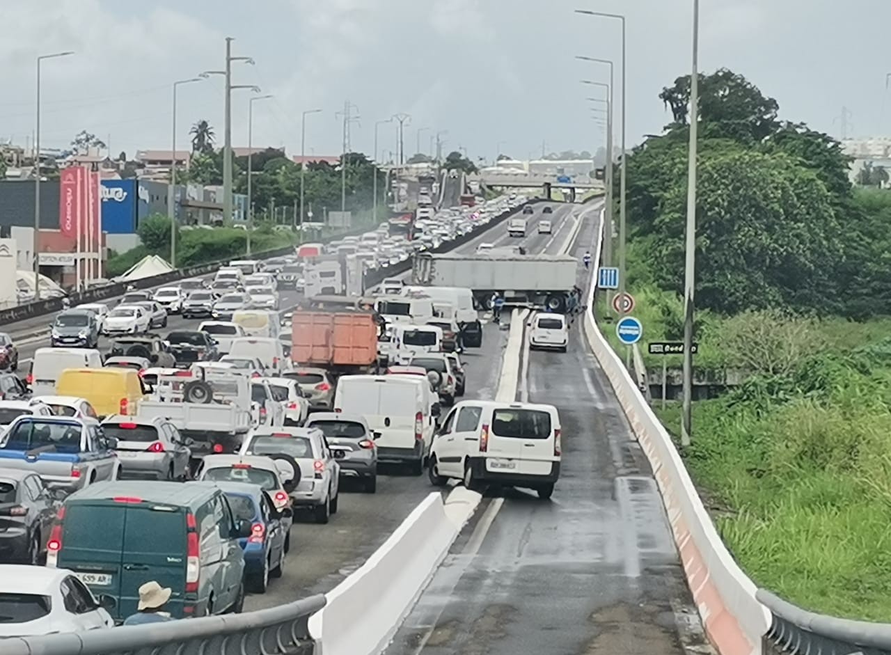 Spectaculaire accident de la circulation sur l'autoroute en Martinique ...