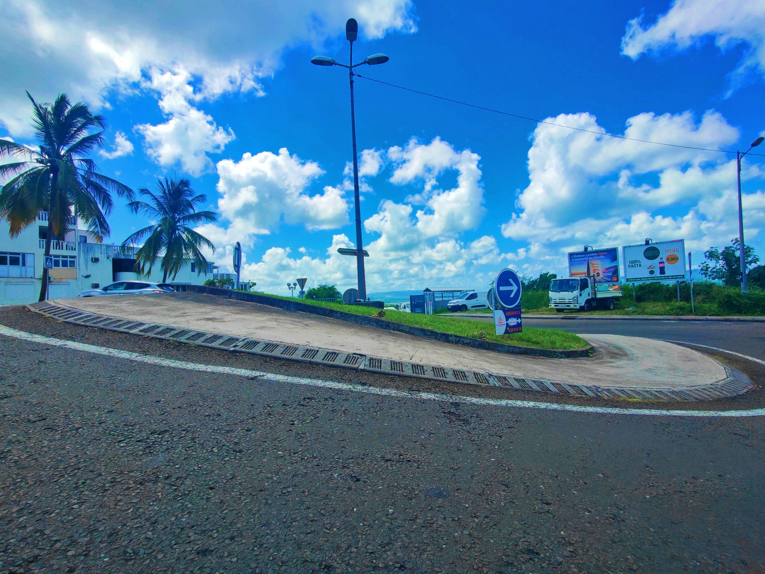 Les spécificités de Martinique - Le rond-point incliné - 😳🤔🤔 - Bondamanjak