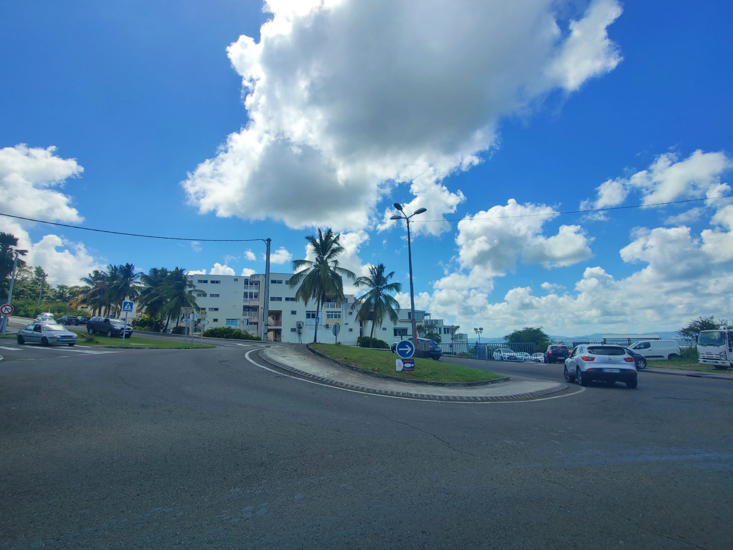 Les spécificités de Martinique - Le rond-point incliné - 😳🤔🤔 - Bondamanjak