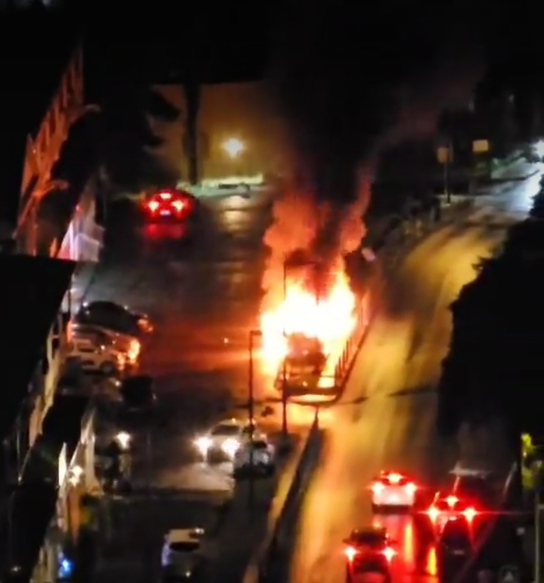 Plusieurs véhicules en feu à Montgérald à Fort-de-France en Martinique ...