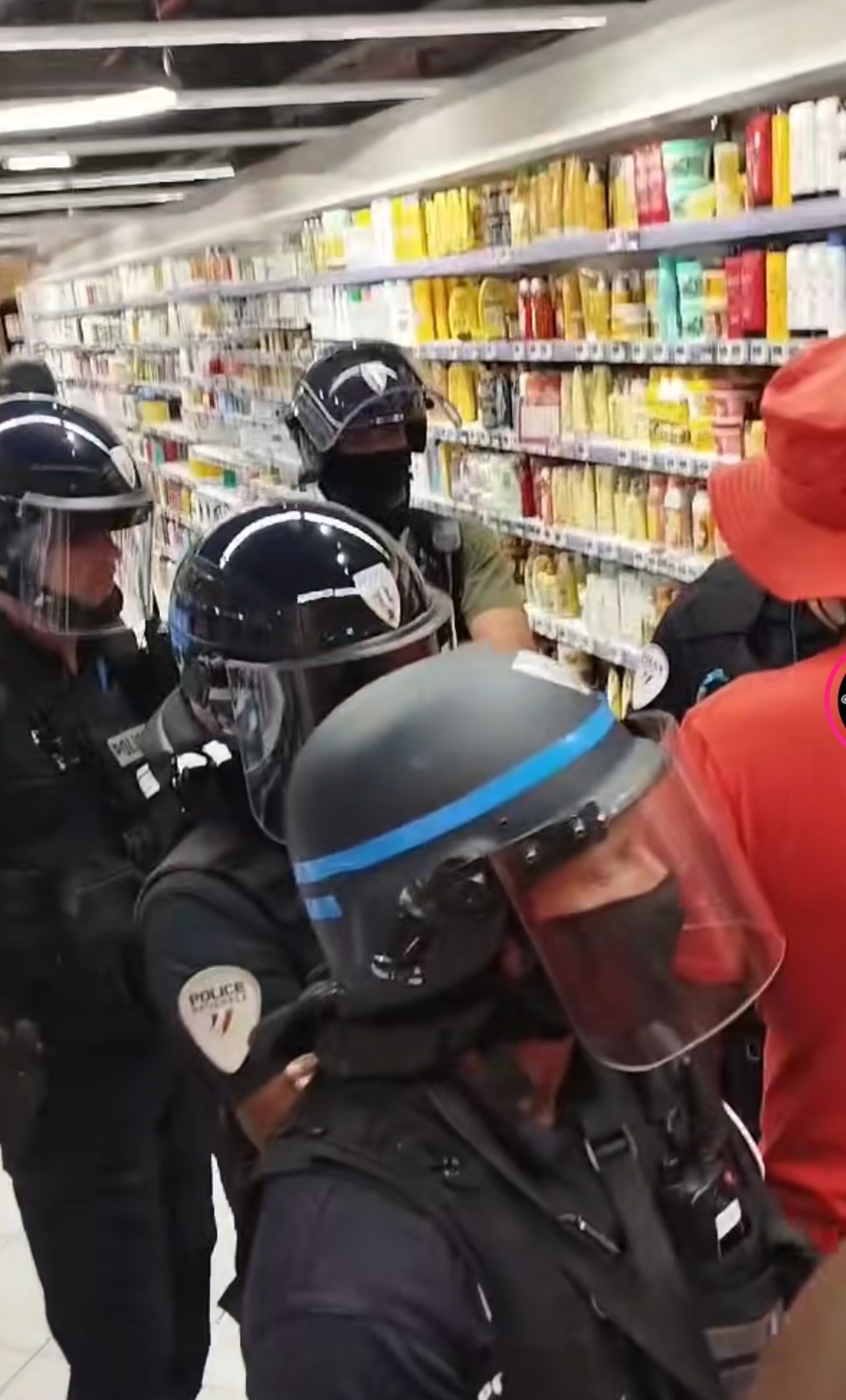 S'acheter un CRS pour Noël c'est possible dans les hypermarchés en ...