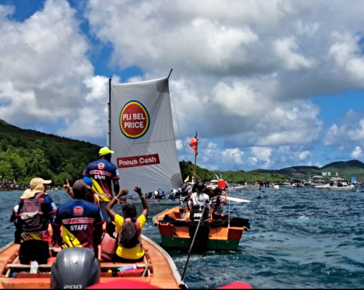 Tour de Martinique des yoles rondes 2025 Laurent Mas gagne la première étape à Rivière-Pilote ...
